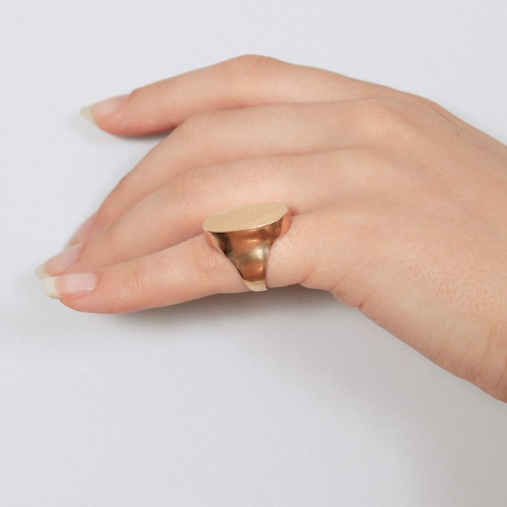 Flat signet ring | beatrizpalacios